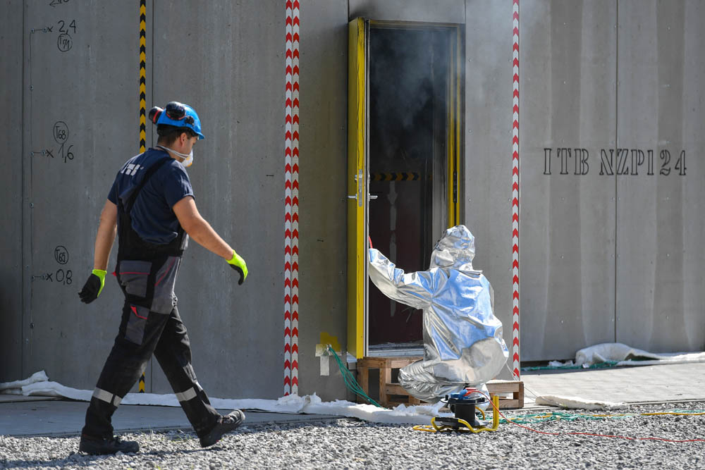 Eksperyment w Pionkach. Podpalono drewniany budynek [GALERIA ZDJĘĆ ...