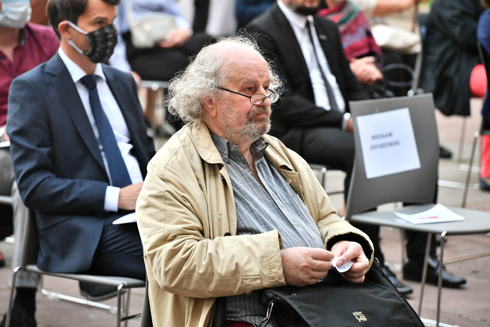 Przed Muzeum Narodowym w Warszawie odsłonięto instalację Jerzego Kaliny ...