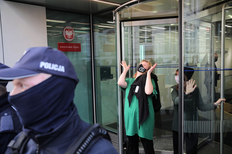 Aktywistka ekologiczna przykleiła się do drzwi jednego z sejmowych ...