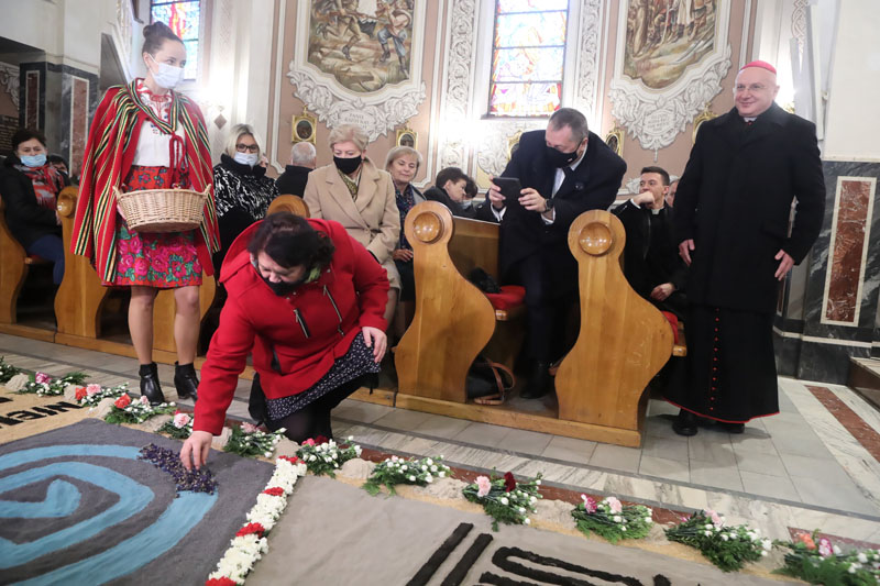 Mieszkańcy Spycimierza świętowali wpisanie tradycji dywanów kwiatowych ...