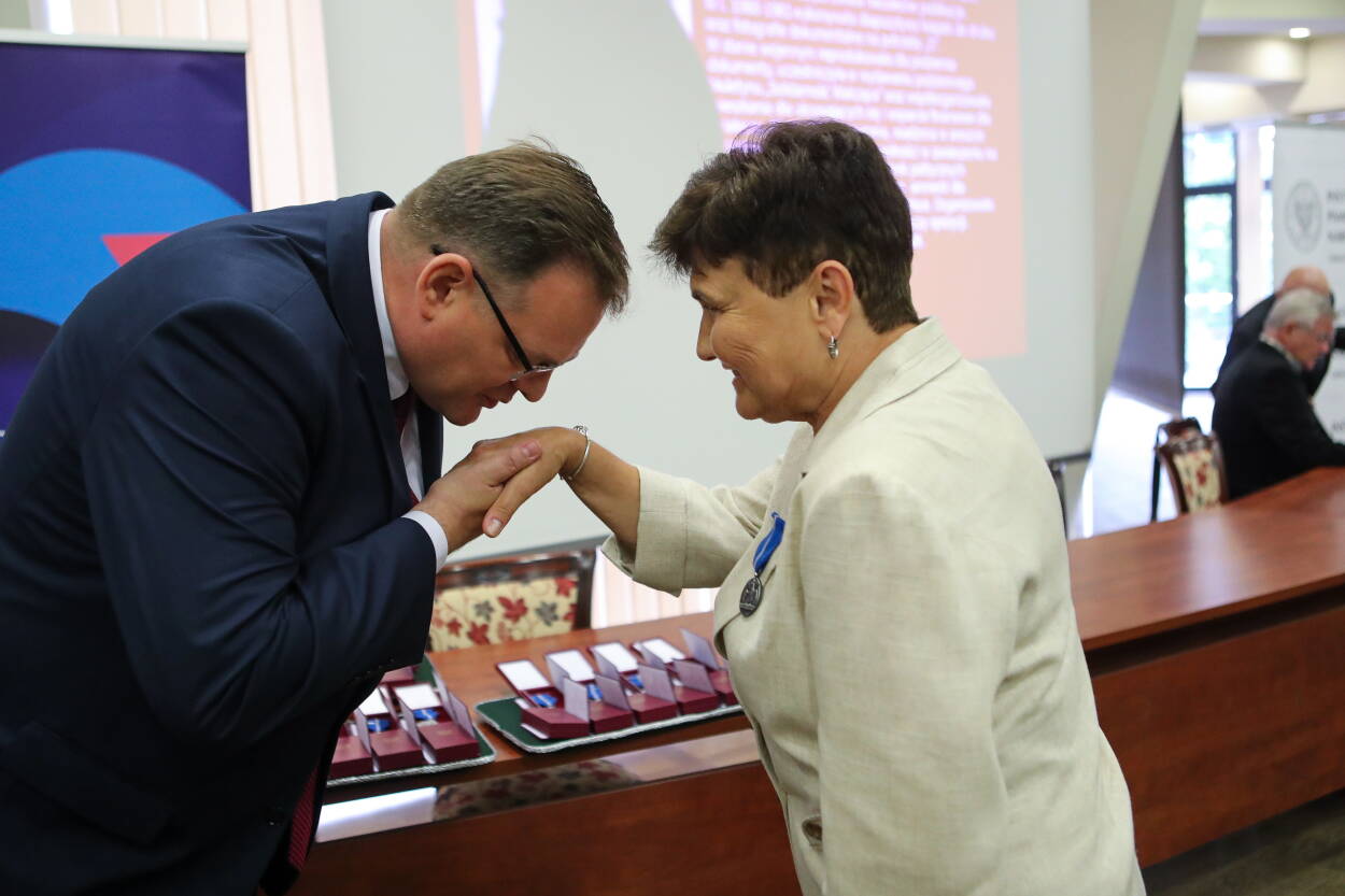 Odznaczenia dla działaczy Solidarności. "Bez nich zwycięstwo nie byłoby ...