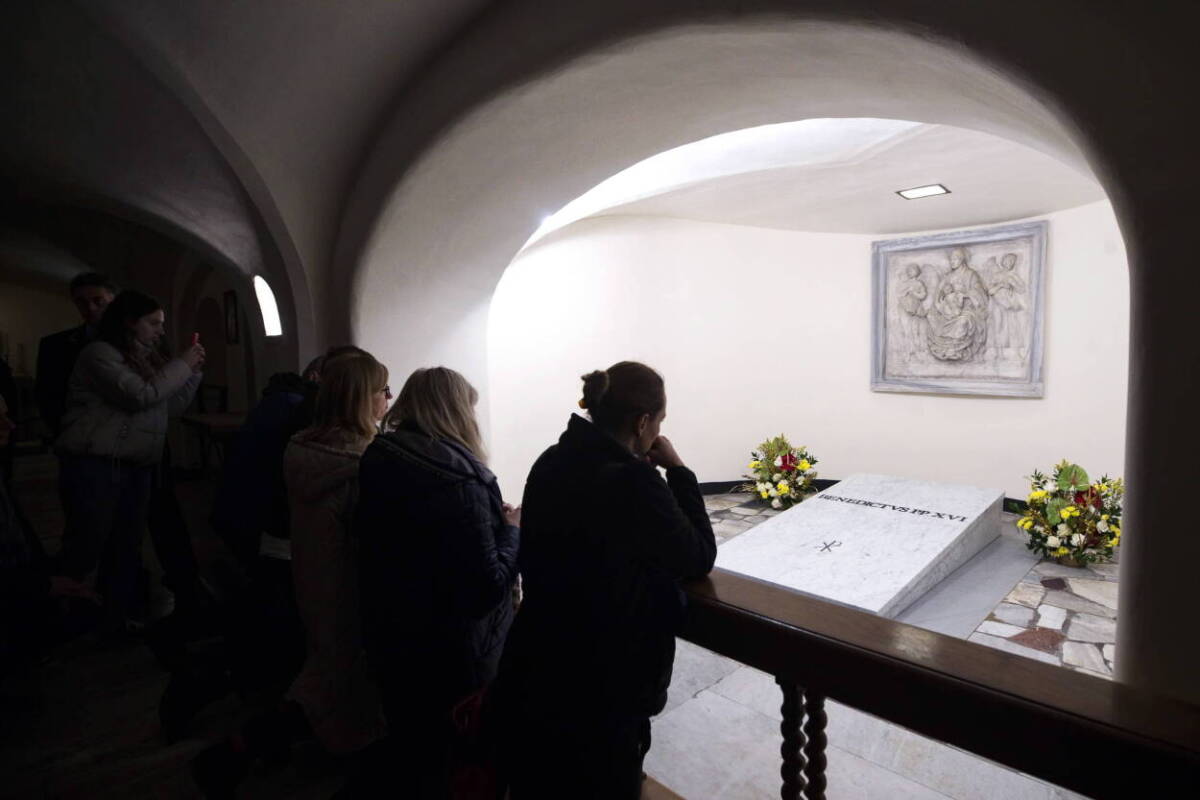 Wierni modlą się przy grobie Benedykta XVI [ZDJĘCIA] | Polska Agencja ...