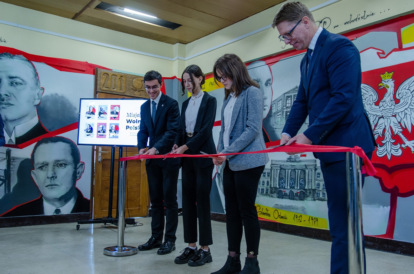 Mural upamiętniający Prezydentów RP na uchodźstwie został odsłonięty | Polska Agencja Prasowa SA