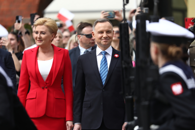 Uroczystości z okazji Dnia Flagi i Polonii. Prezydent wręczył odznaczenia działaczom i akty ...