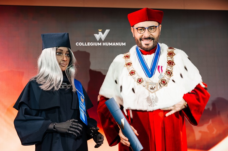 Collegium Humanum otwiera nową siedzibę w Warszawie. Gwiazdą uroczystości robot z tytułem ...