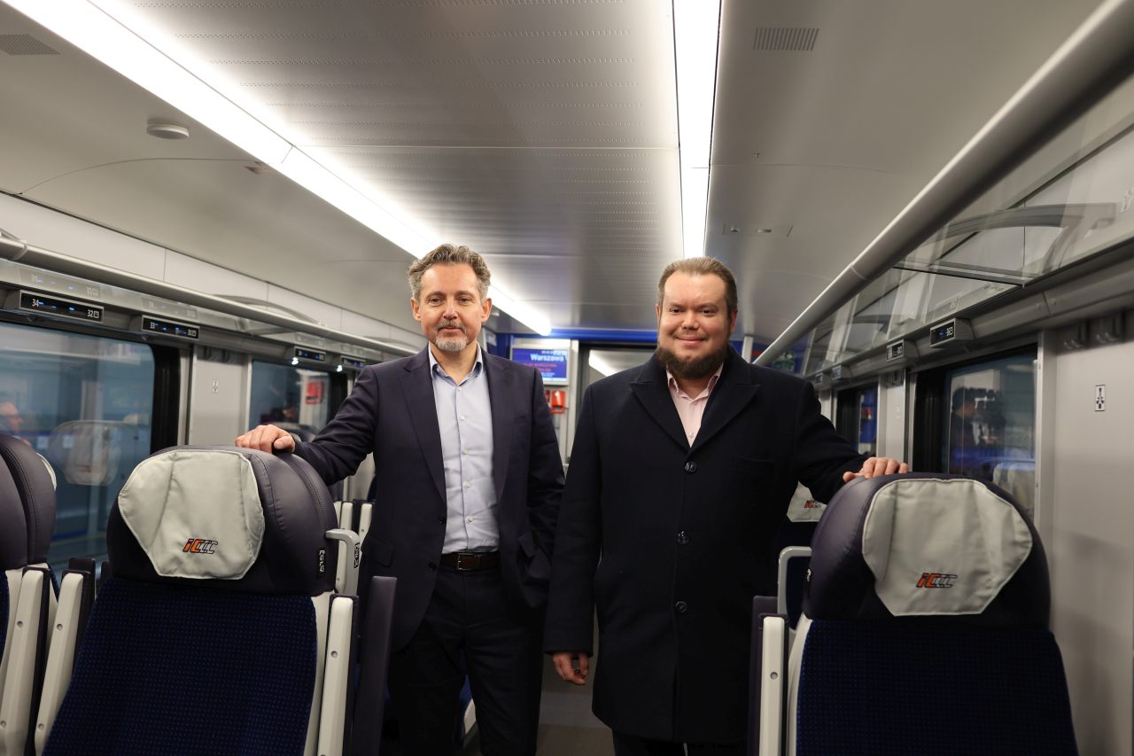 PKP Intercity: dwunasty nowoczesny elektryczny FLIRT wjeżdża na tory ...