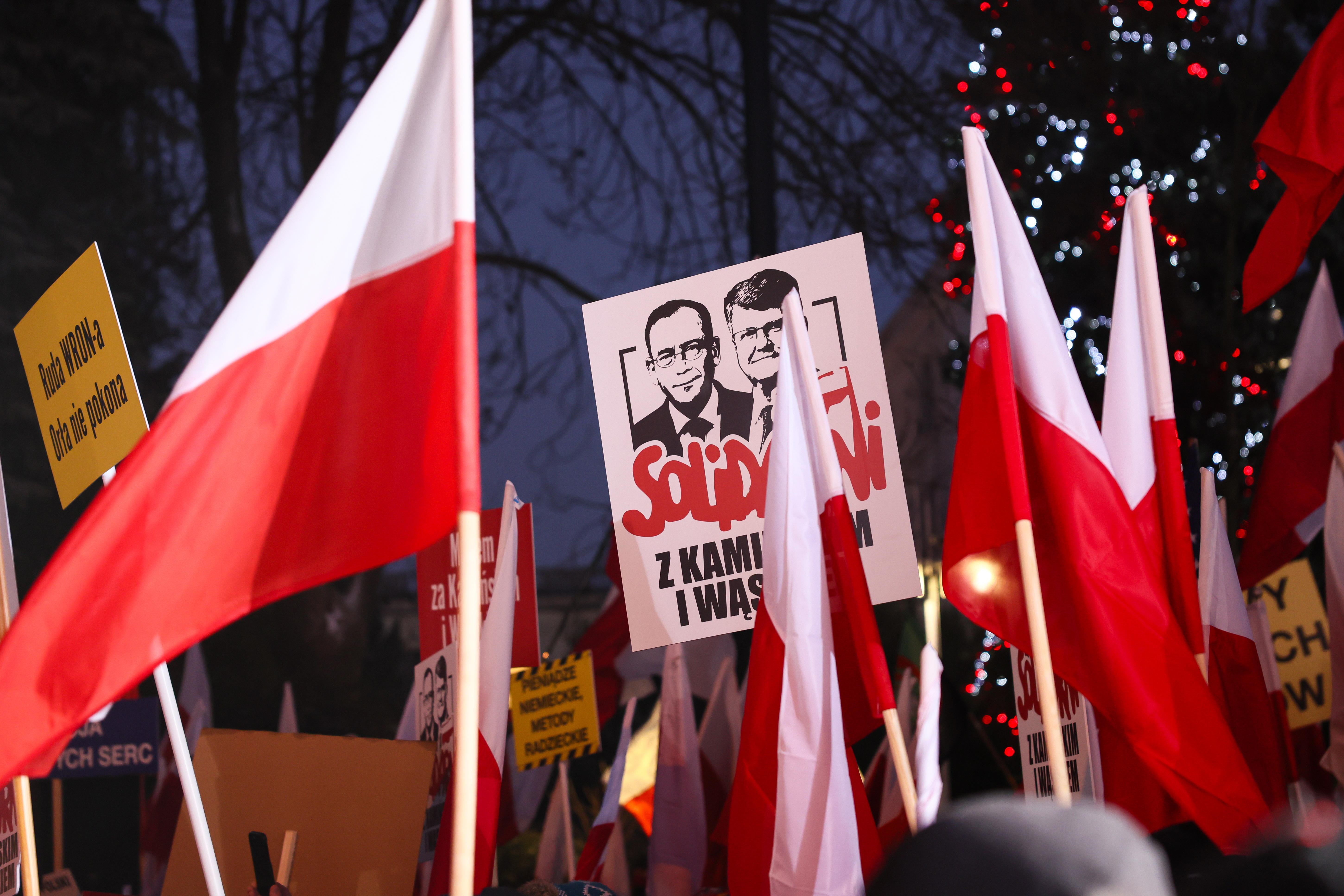 Marsz PiS w Warszawie. Uczestnicy sprzed Sejmu przeszli przed ...